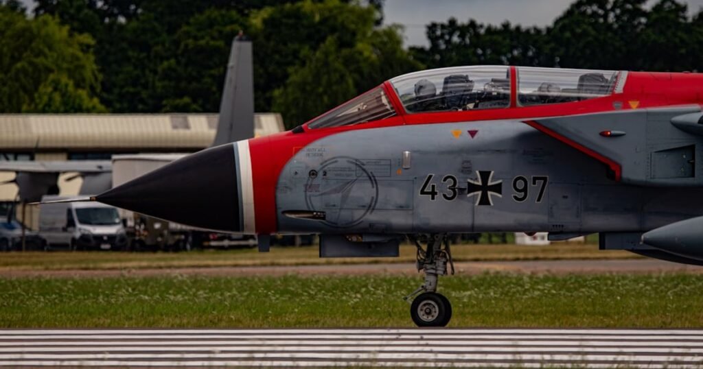 Fighter Jet Flyover Shockwave VFX Prompt - Blog - MakeAIPrompt.com