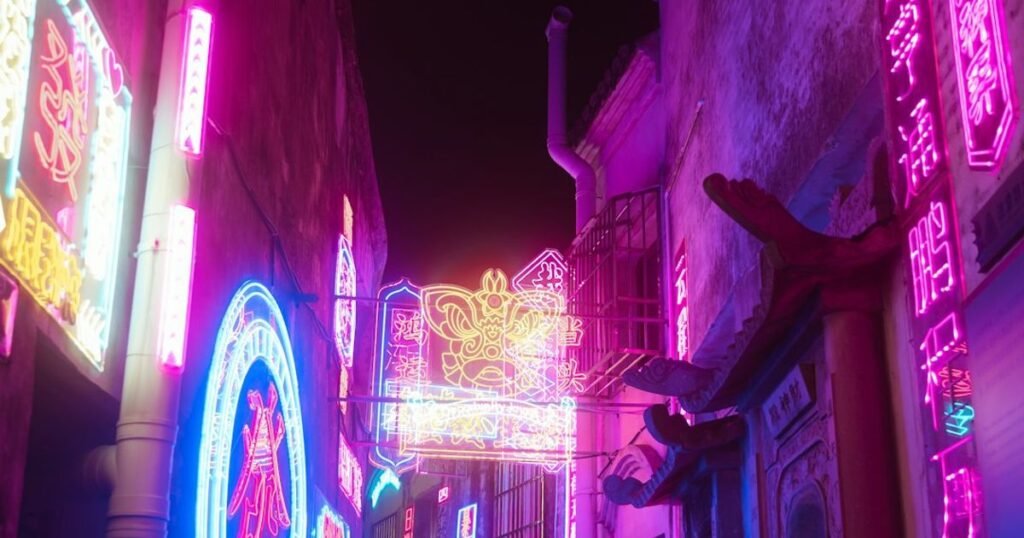 Neon Festival Poster Prompt Veo - Blog - MakeAIPrompt.com
